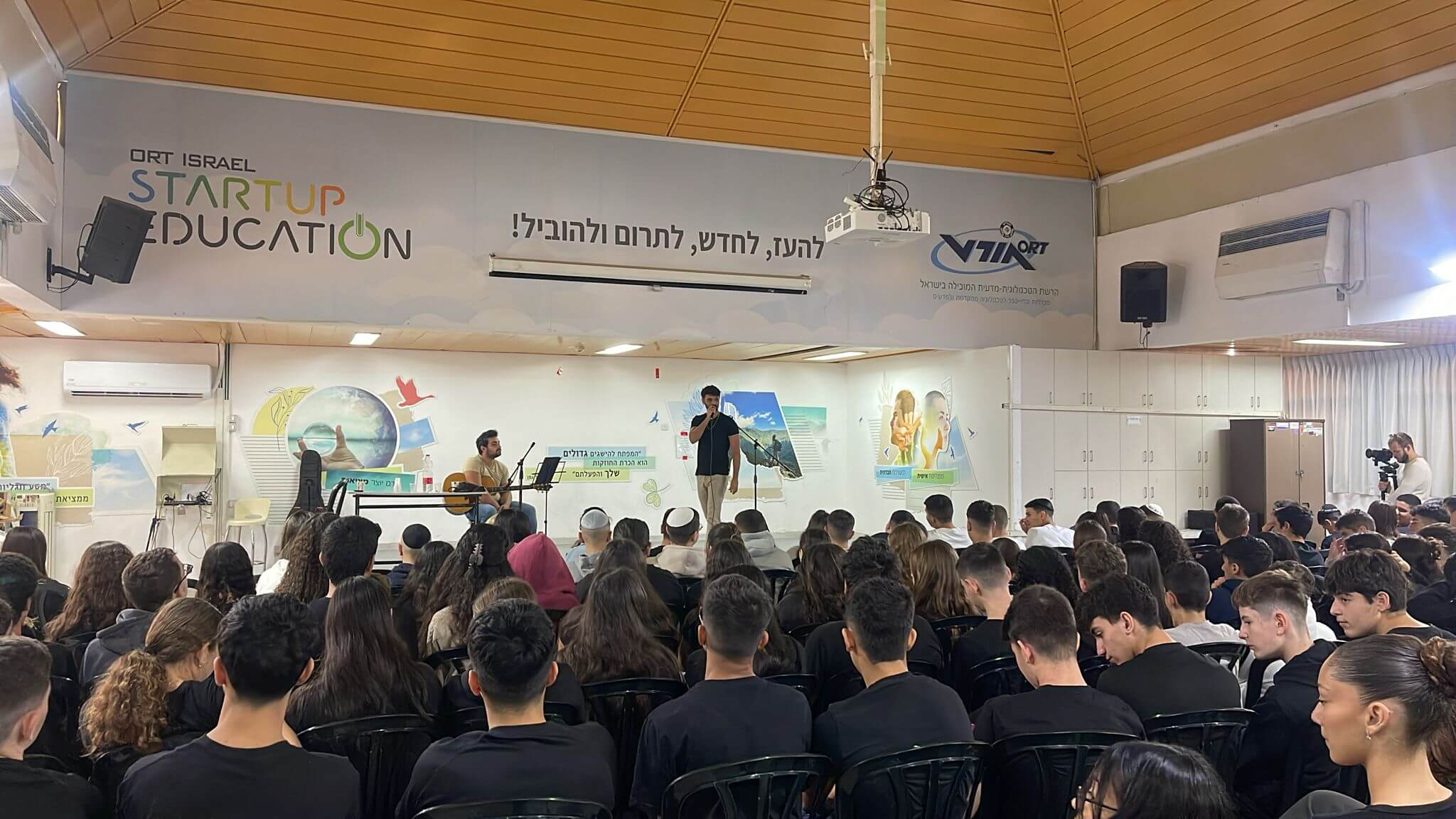 חן אהרוני - הזמר והיוצר שפרץ לחיינו בגיל 17 בהרצאה מוסיקלית